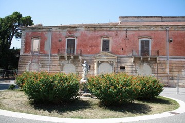Barletta dorme e Villa Bonelli cade a pezzi